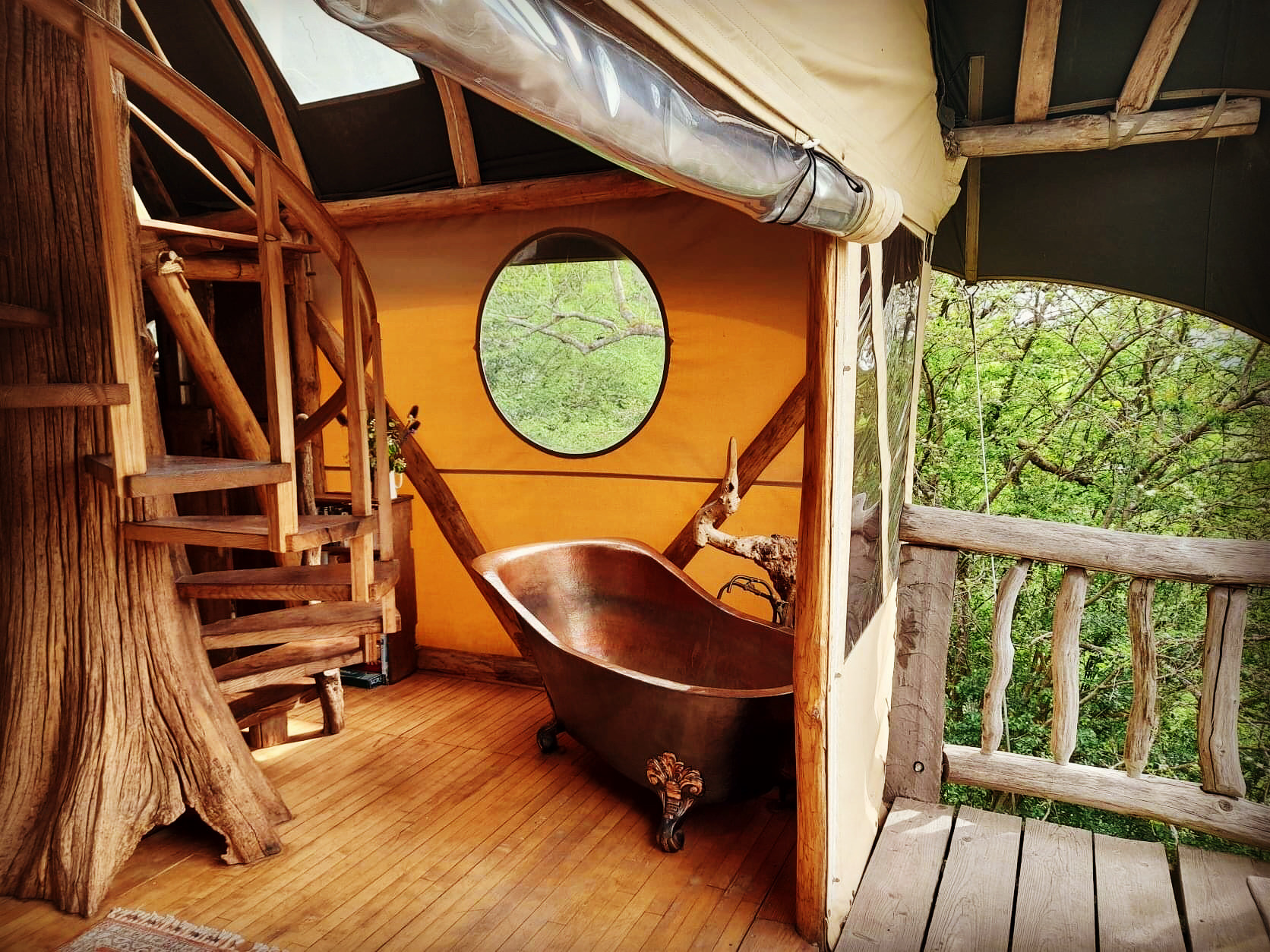 Bee's Bower - Luxury off-grid treehouse style glamping